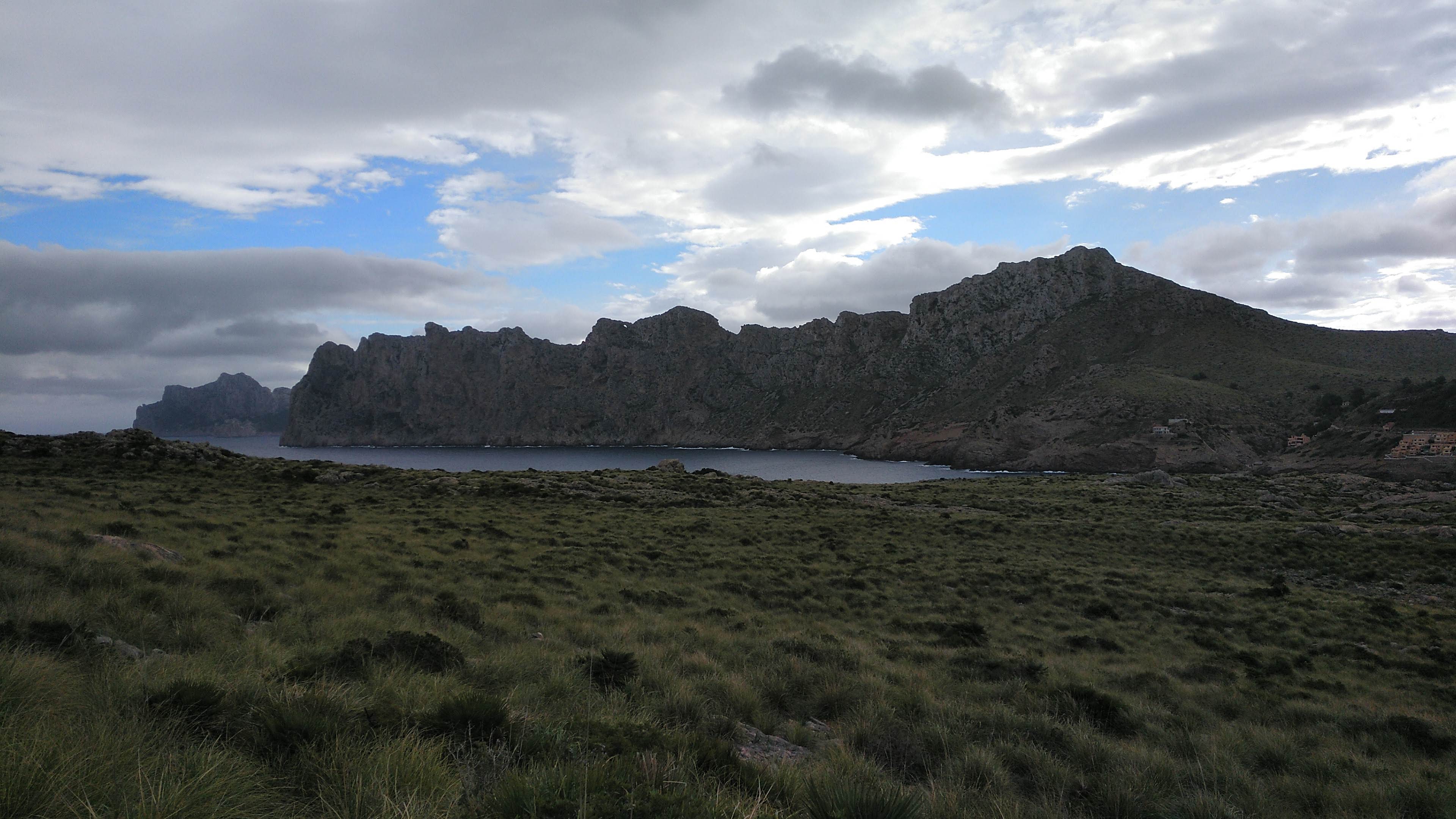 Camino de ses Coves Blanques y Necrópolis de L’Alzinaret ...